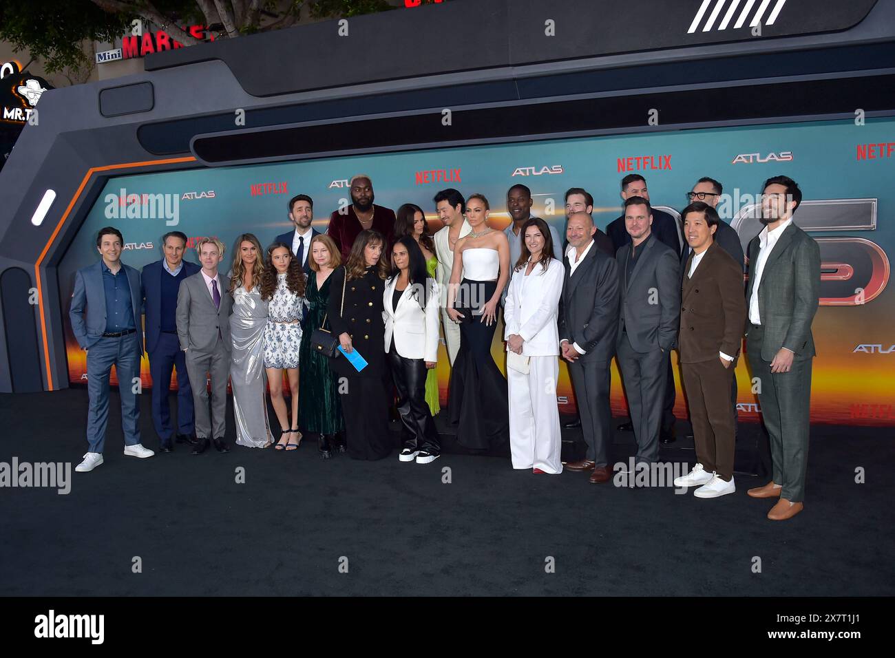 Jennifer Lopez mit Cast und Team bei der Premiere des Netflix-Films ...