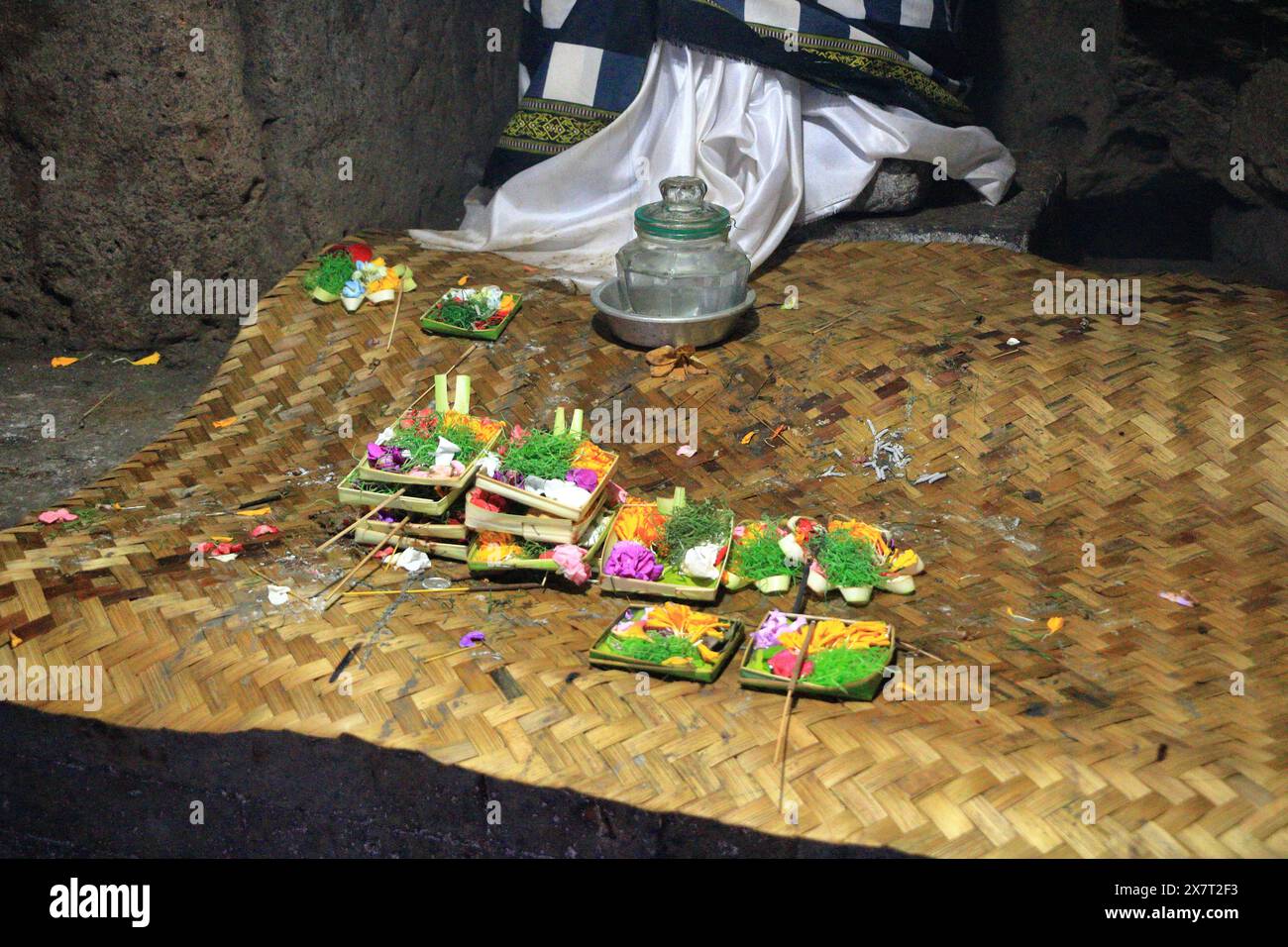Canang Sari, the Traditional balinese offerings to gods in Bali with ...