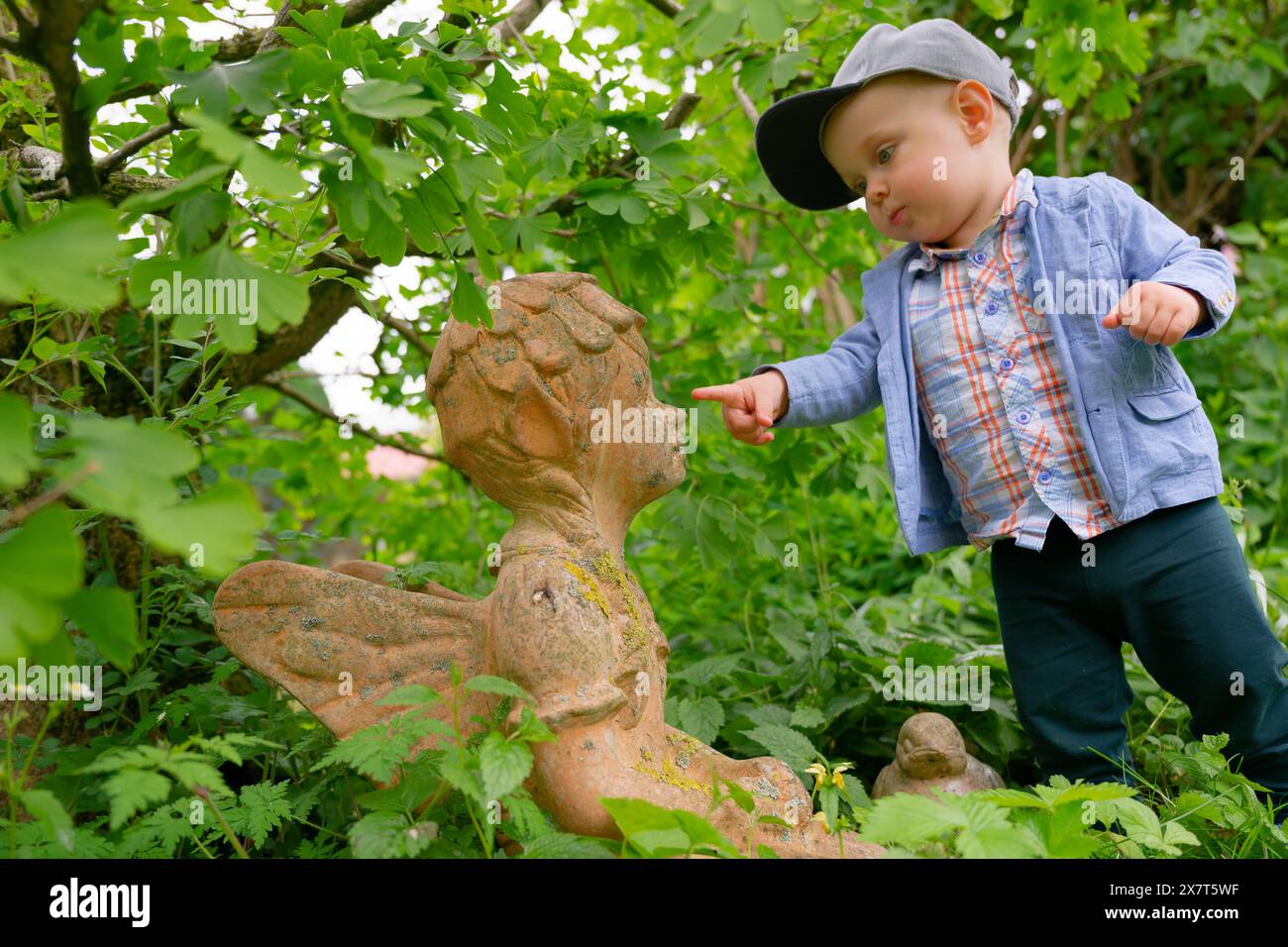 Wer sitzt denn da Der kleine Junge hat die Elfen-Figur unter dem Ginko ...