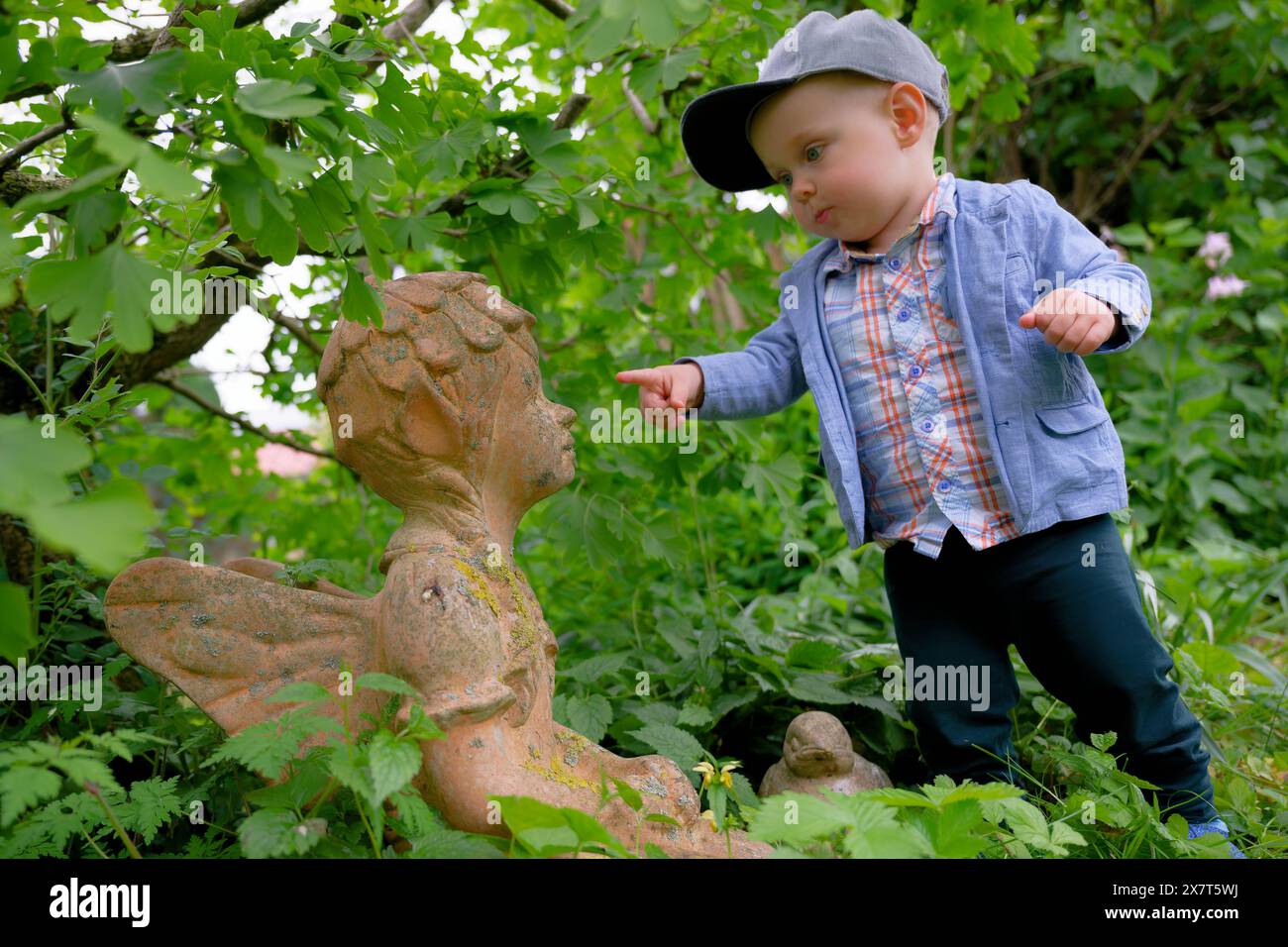 Wer sitzt denn da Der kleine Junge hat die Elfen-Figur unter dem Ginko ...