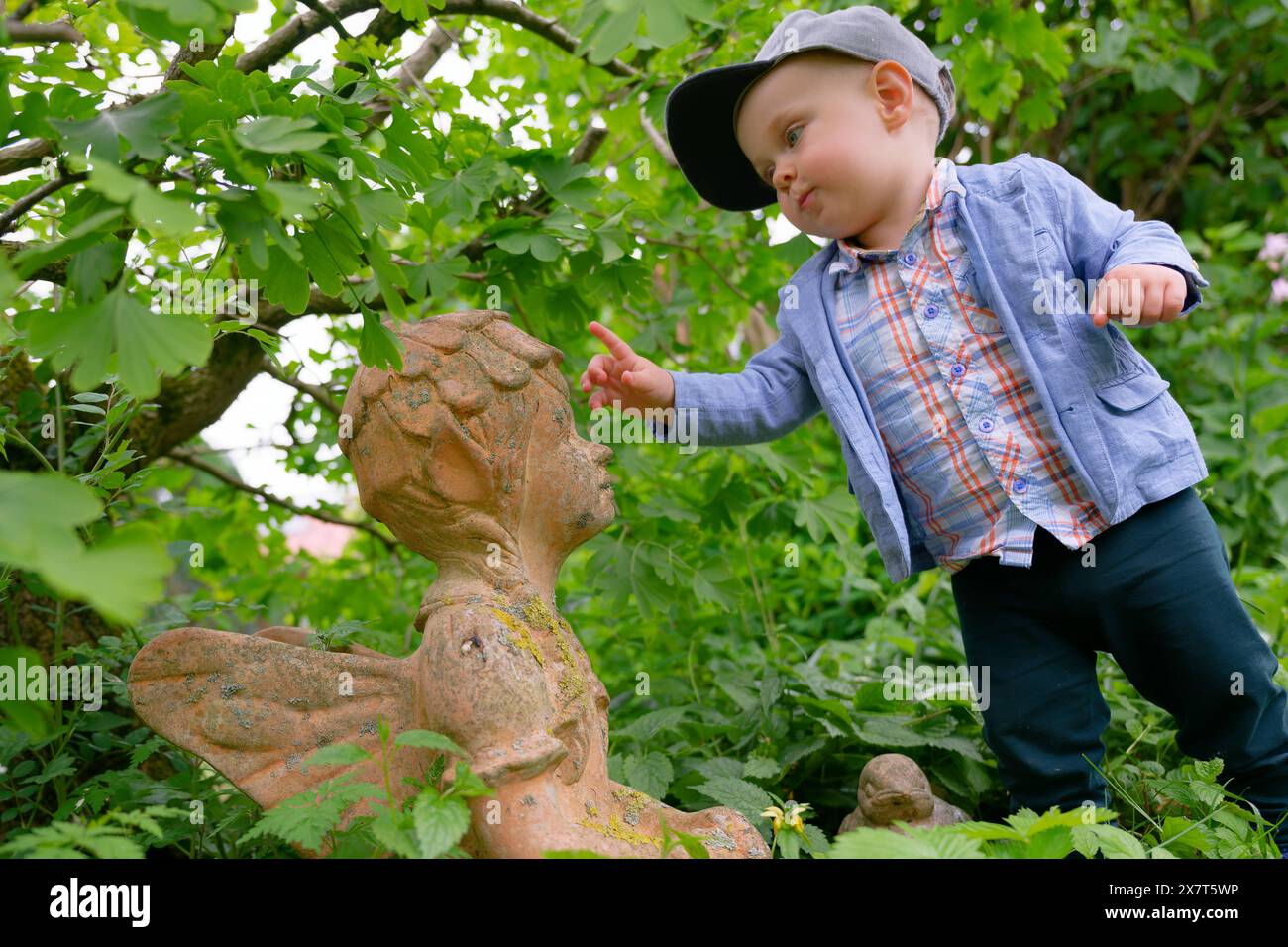 Wer sitzt denn da Der kleine Junge hat die Elfen-Figur unter dem Ginko ...