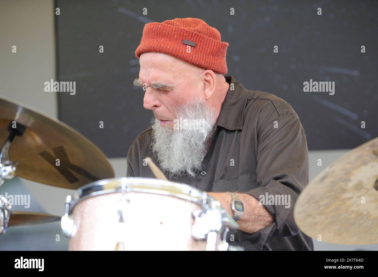 Der deutsche Jazz-Schlagzeuger Erwin Ditzner beim 53. Moers Festival ...