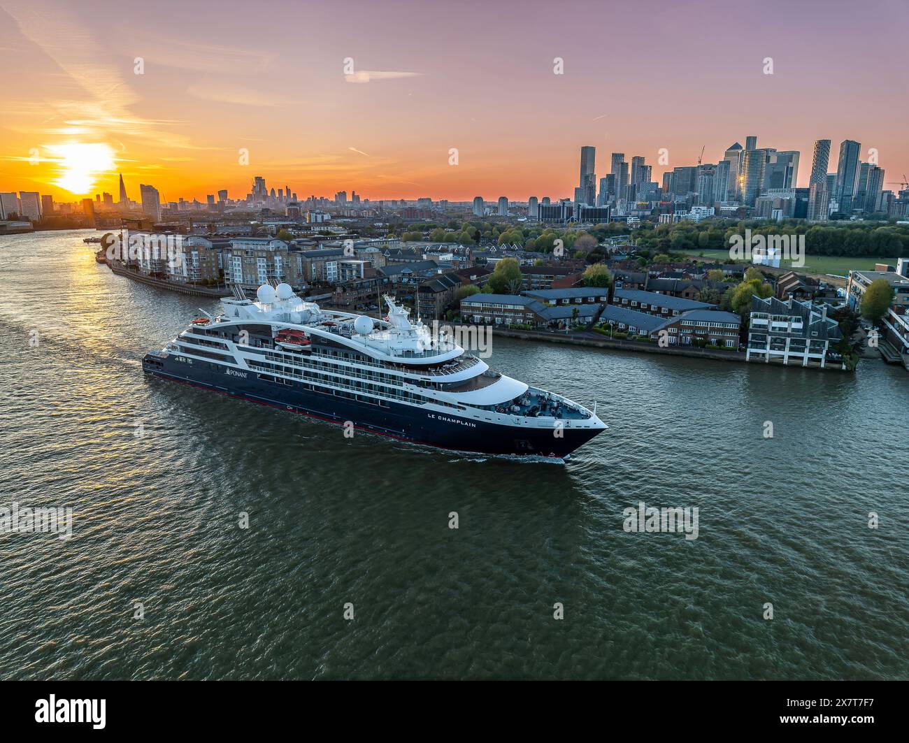 Le Champlain cruise ship sailing along the River Thames near Tower ...