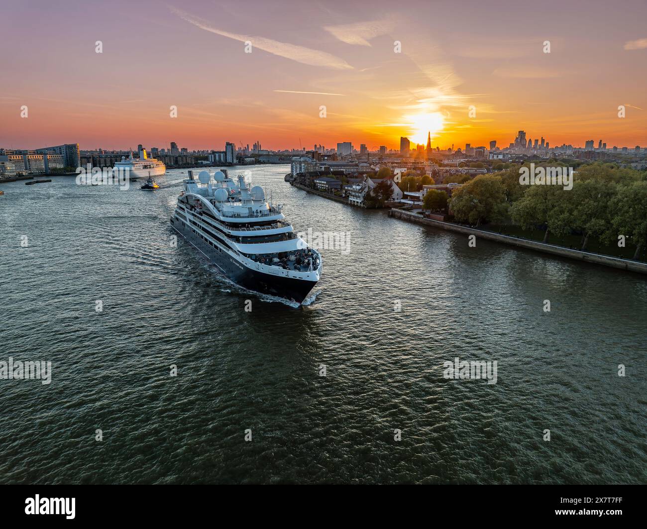 Le Champlain cruise ship sailing along the River Thames near Tower ...