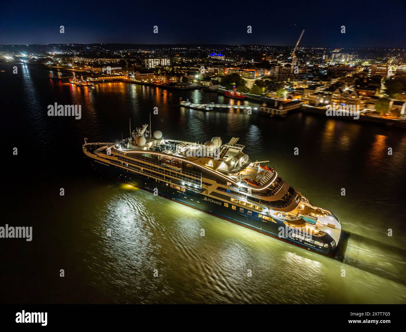 Le Champlain cruise ship sailing along the River Thames near Tower ...