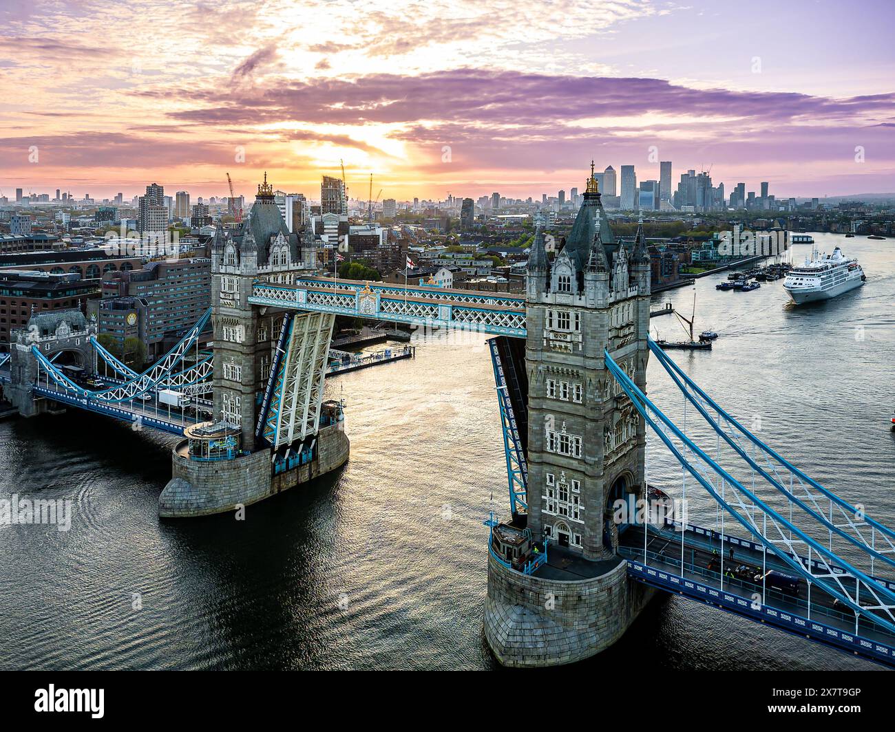 The Silver Wind cruise ship passes through Tower Bridge on the River ...