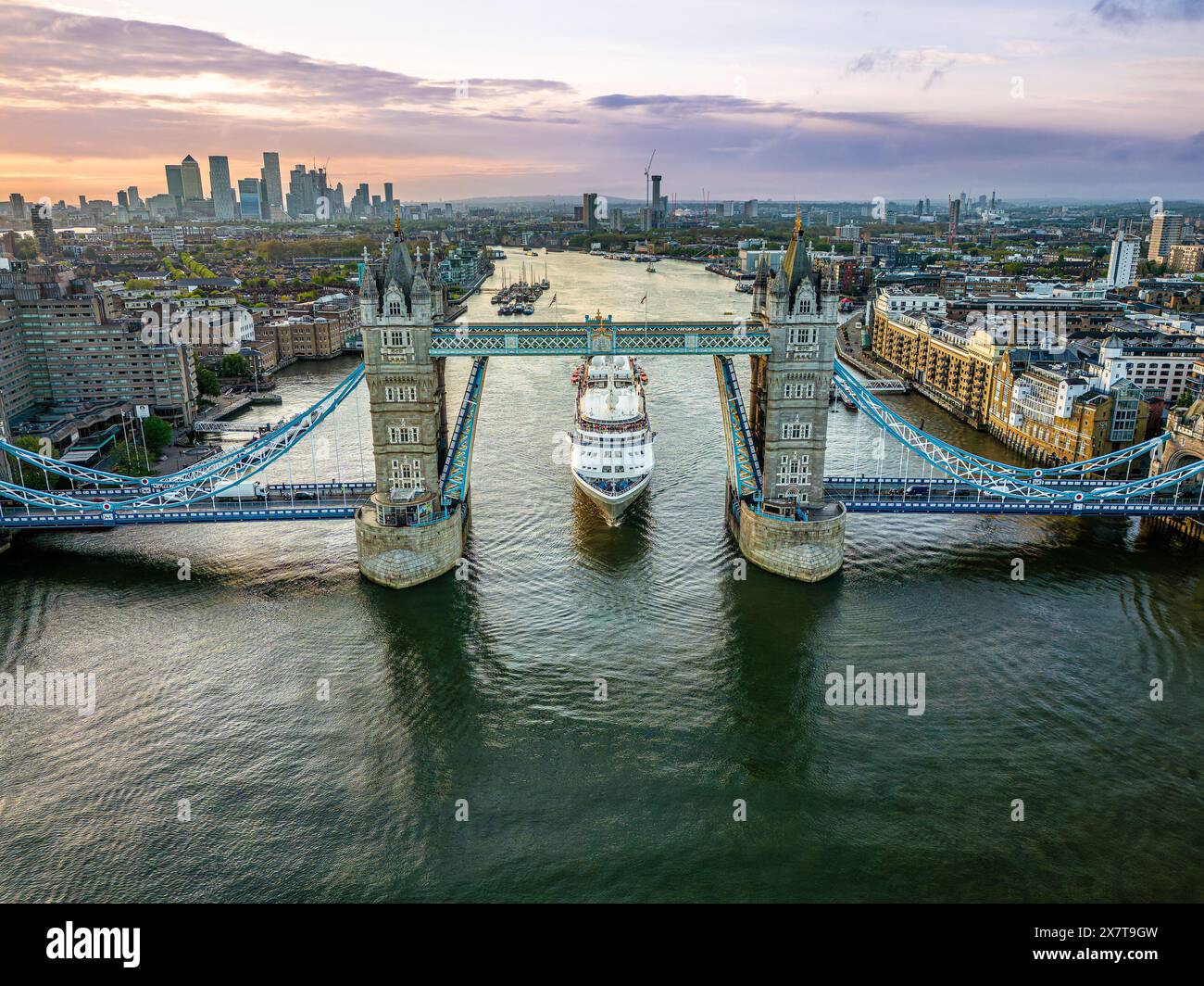 The Silver Wind cruise ship passes through Tower Bridge, London, UK ...