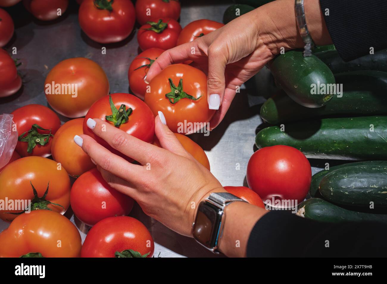 People in store choose tomatoes hi-res stock photography and images - Alamy
