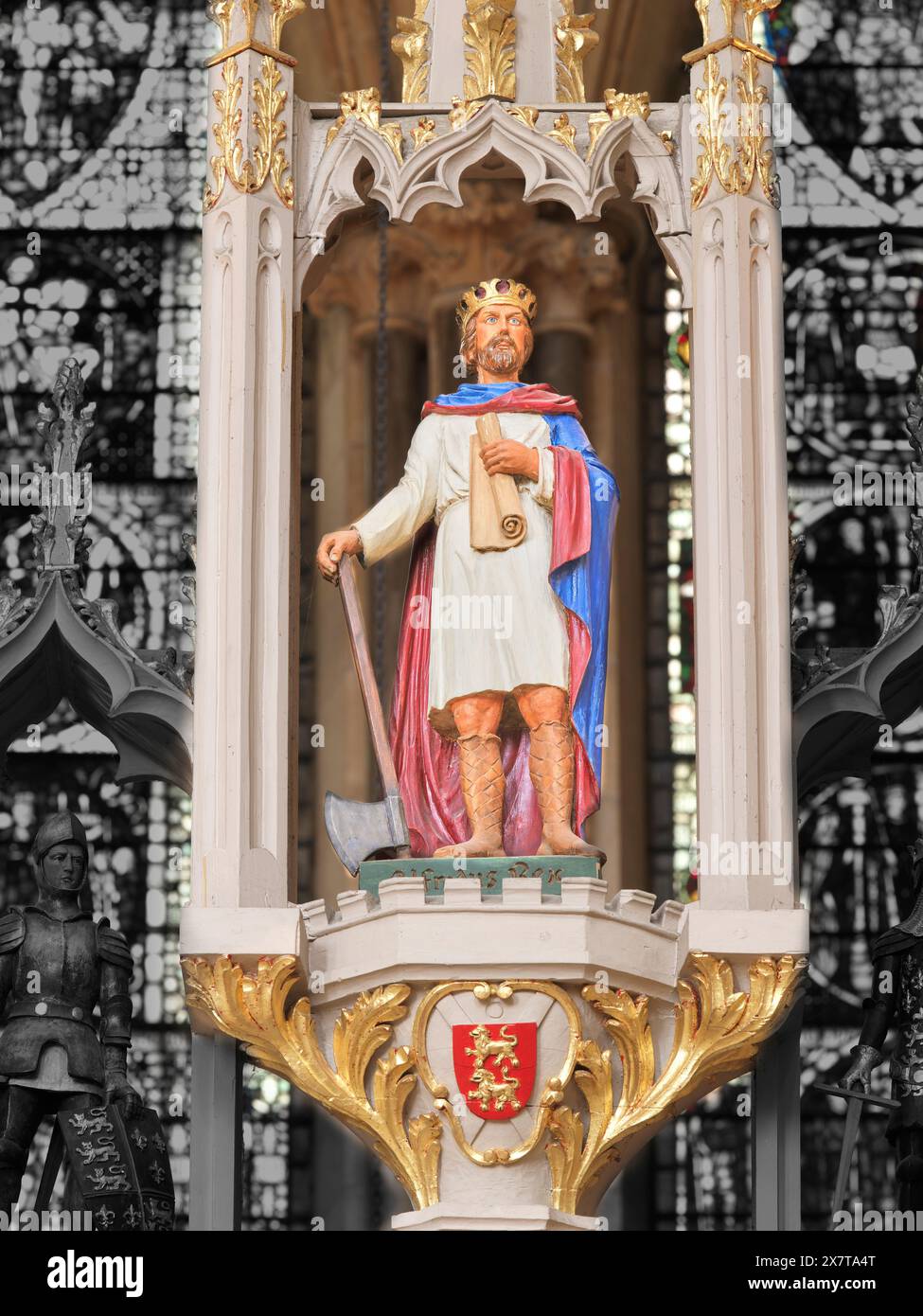 Figure of an english warrior king above the entrance to the military ...