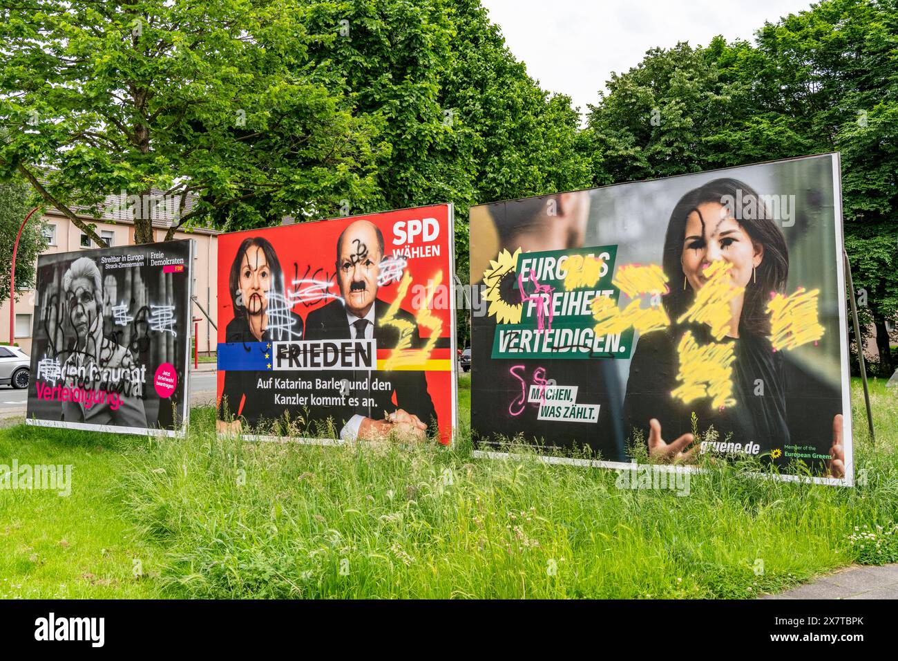 Beschmierte Wahlplakate von FDP, SPD, Grüne, mit Symbolen und Parolen ...