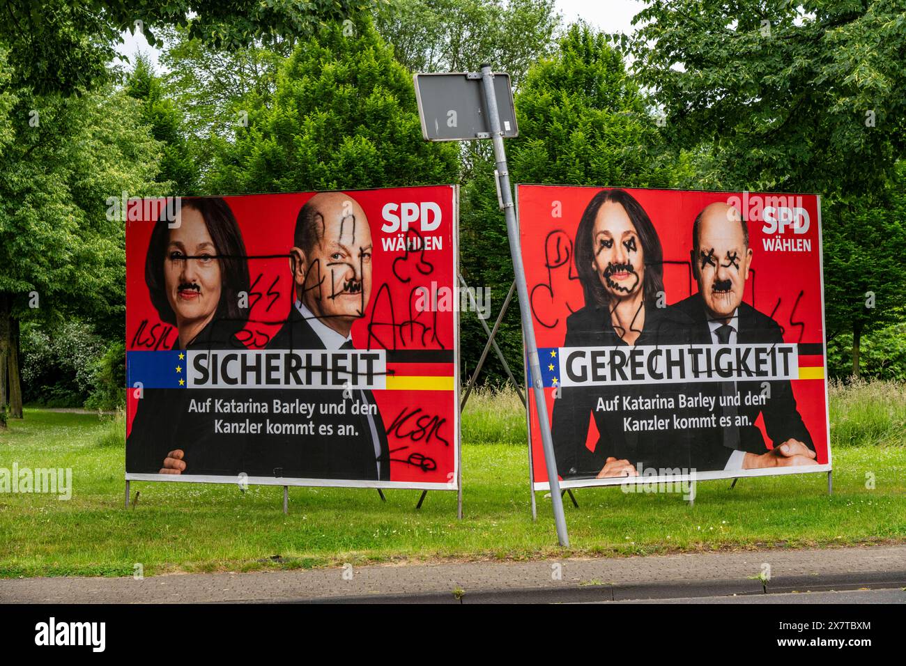 Beschmierte Wahlplakate von der SPD, mit Symbolen und Parolen ...
