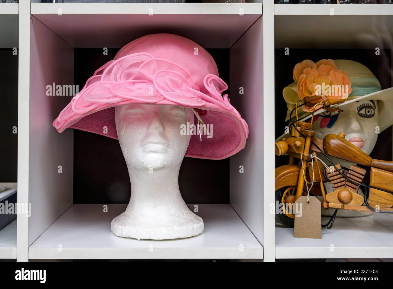 Vintage shop window displays hi-res stock photography and images - Alamy