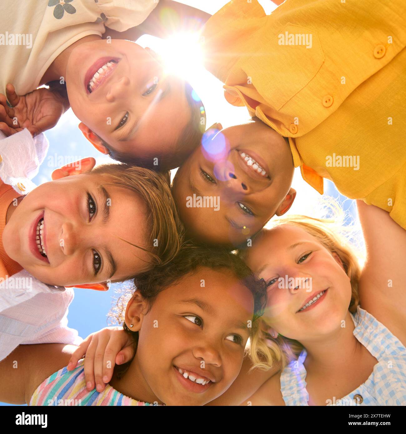 Children linking arms hi-res stock photography and images - Alamy