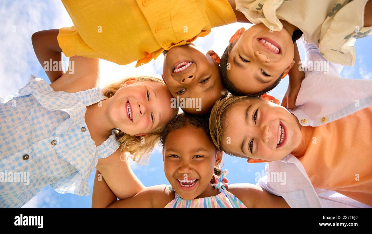 Children linking arms hi-res stock photography and images - Alamy