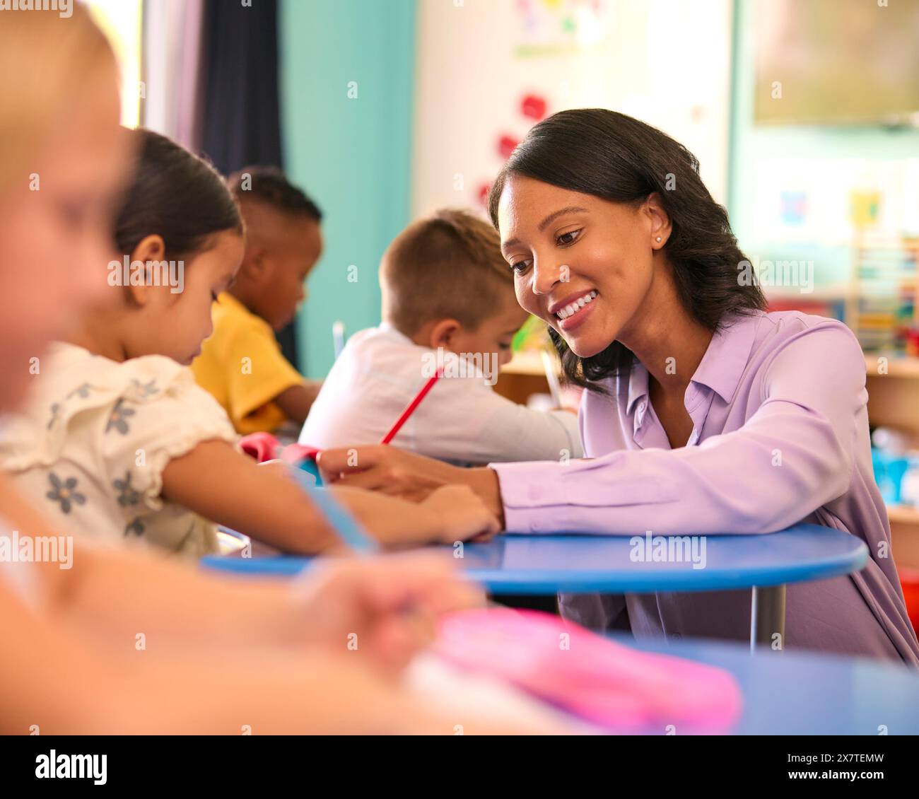 6 primary students working together hi-res stock photography and images ...