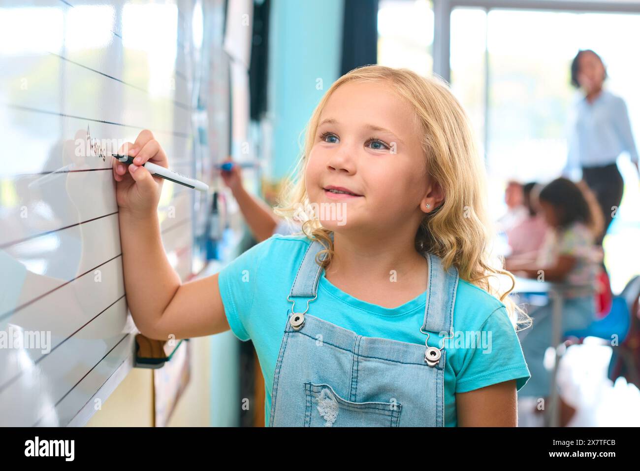 Primary school student whiteboard hi-res stock photography and images ...