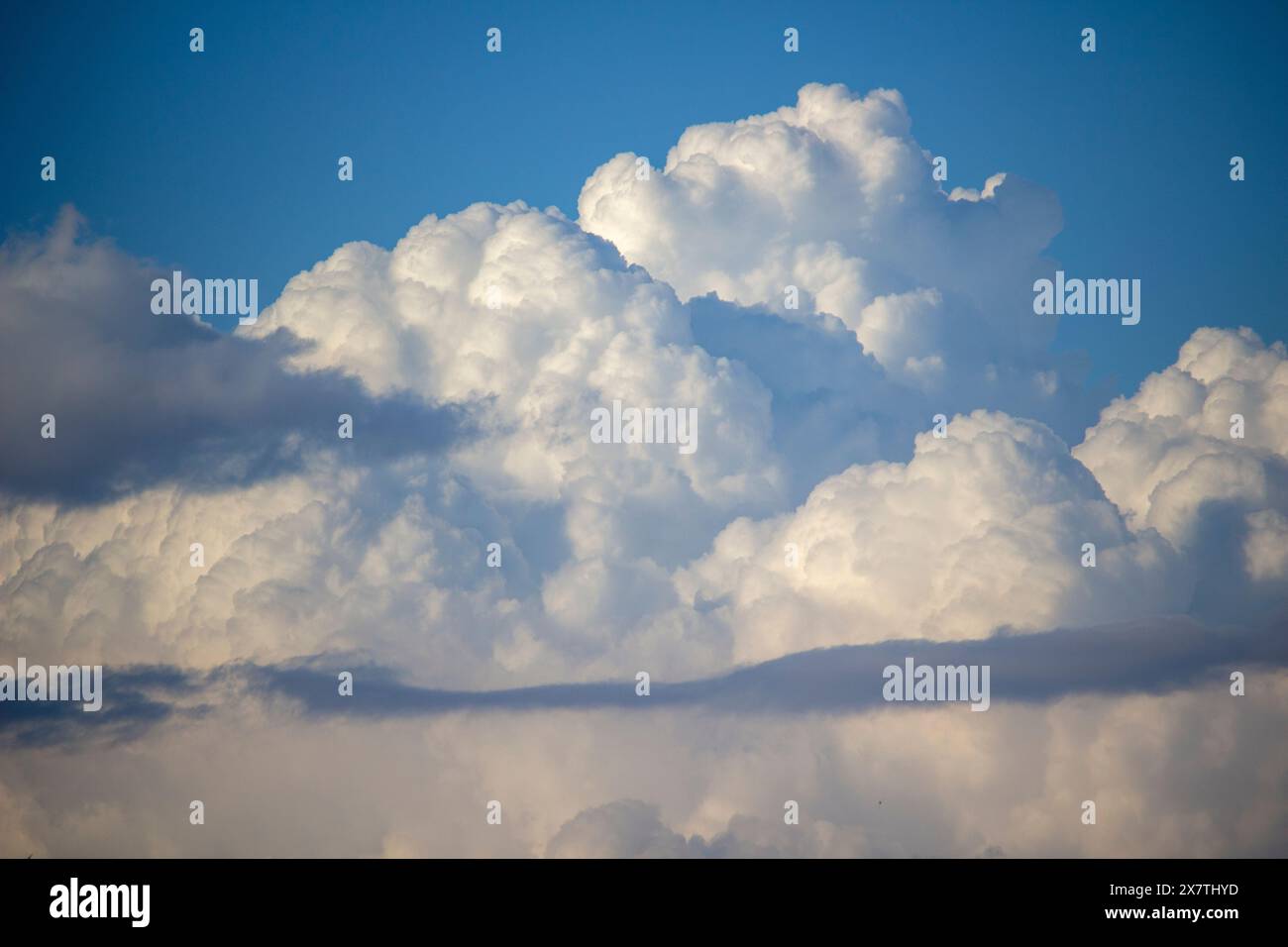 Nubes con colores hi-res stock photography and images - Alamy