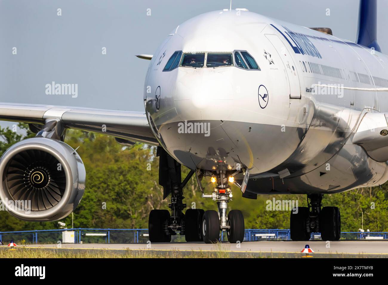 Flugzeug am Flughafen Frankfurt, Fraport. Registrierung: D-AIHY ...