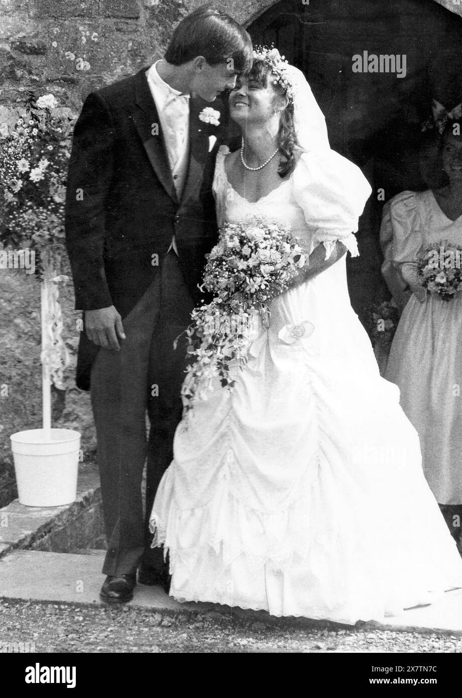 ROUND THE WORLD YACHTSWOMAN TRACEY EDWARDS MARRIES SIMON LAWRENCE AT ...