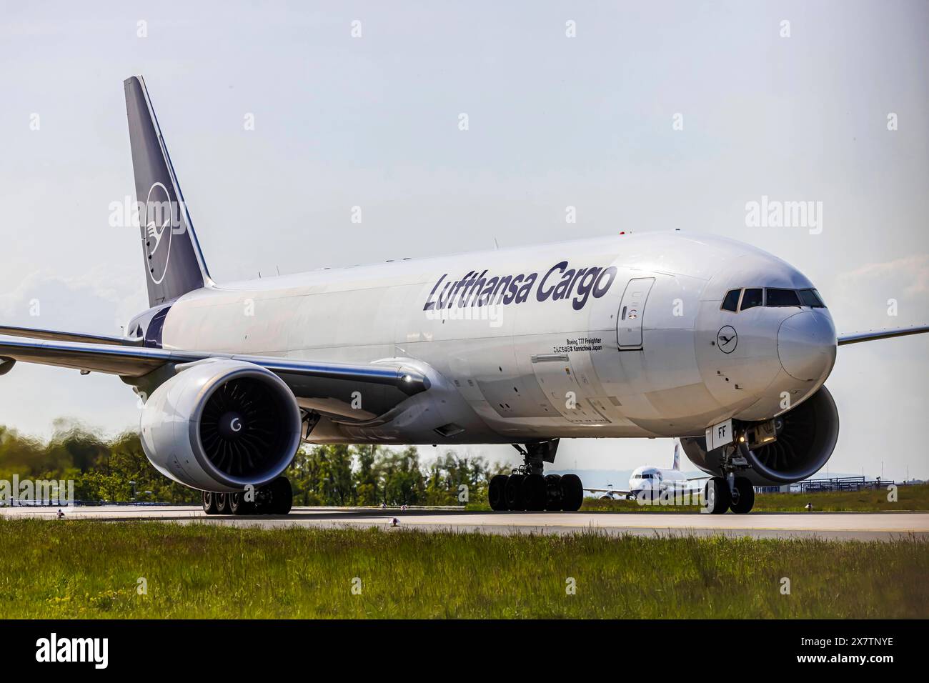 Flughafen Frankfurt, Fraport mit Flugzeug. Registrierung: D-ALFF ...