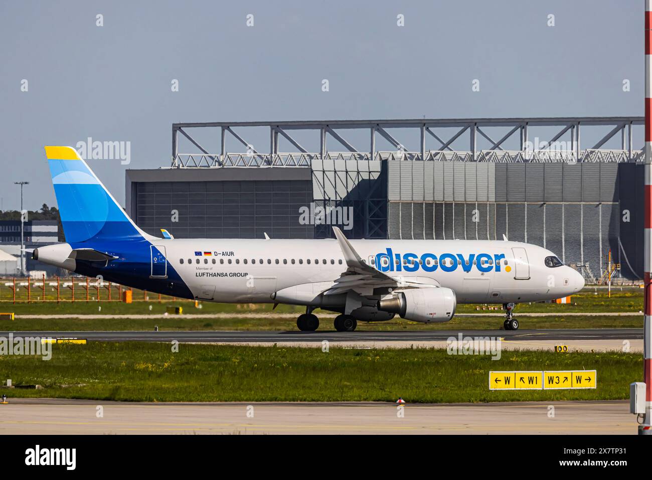 Flughafen Frankfurt, Fraport mit Flugzeug. Registrierung: D-AIUR, DISCOVER AIRLINES, AIRBUS A320 ...