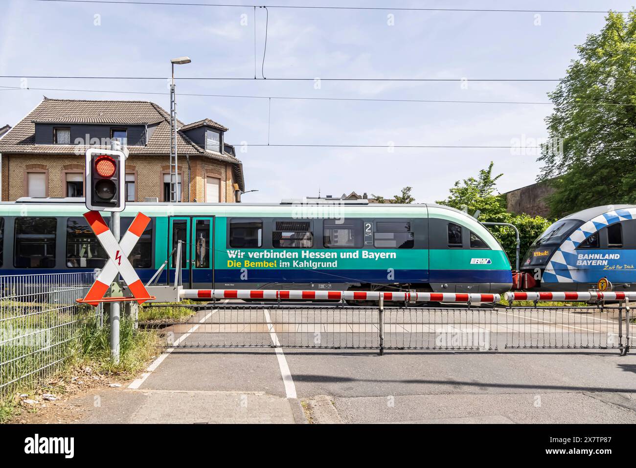 Beschrankter Bahnübergang in Großauheim, Schranke mit Zug ...