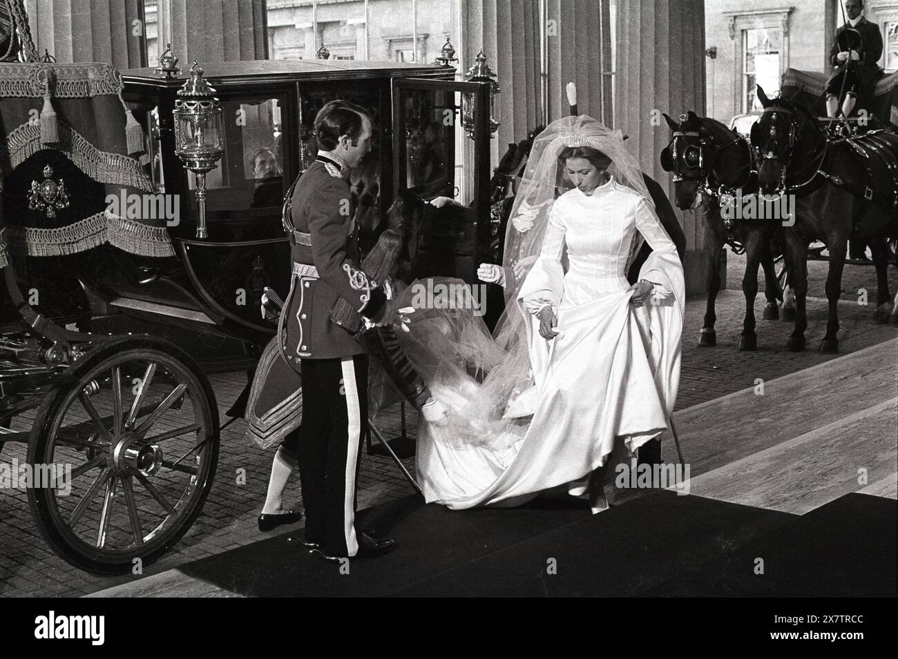 Princess Anne and Mark Phillips arriving at Buckingham Palace after ...