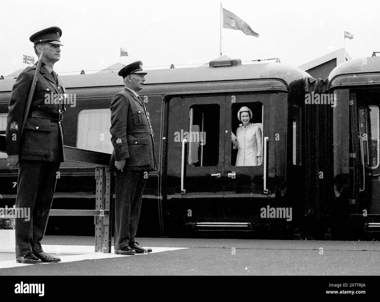 Queen Elizabeth arrives at Griffiths Crossing temporary station ...