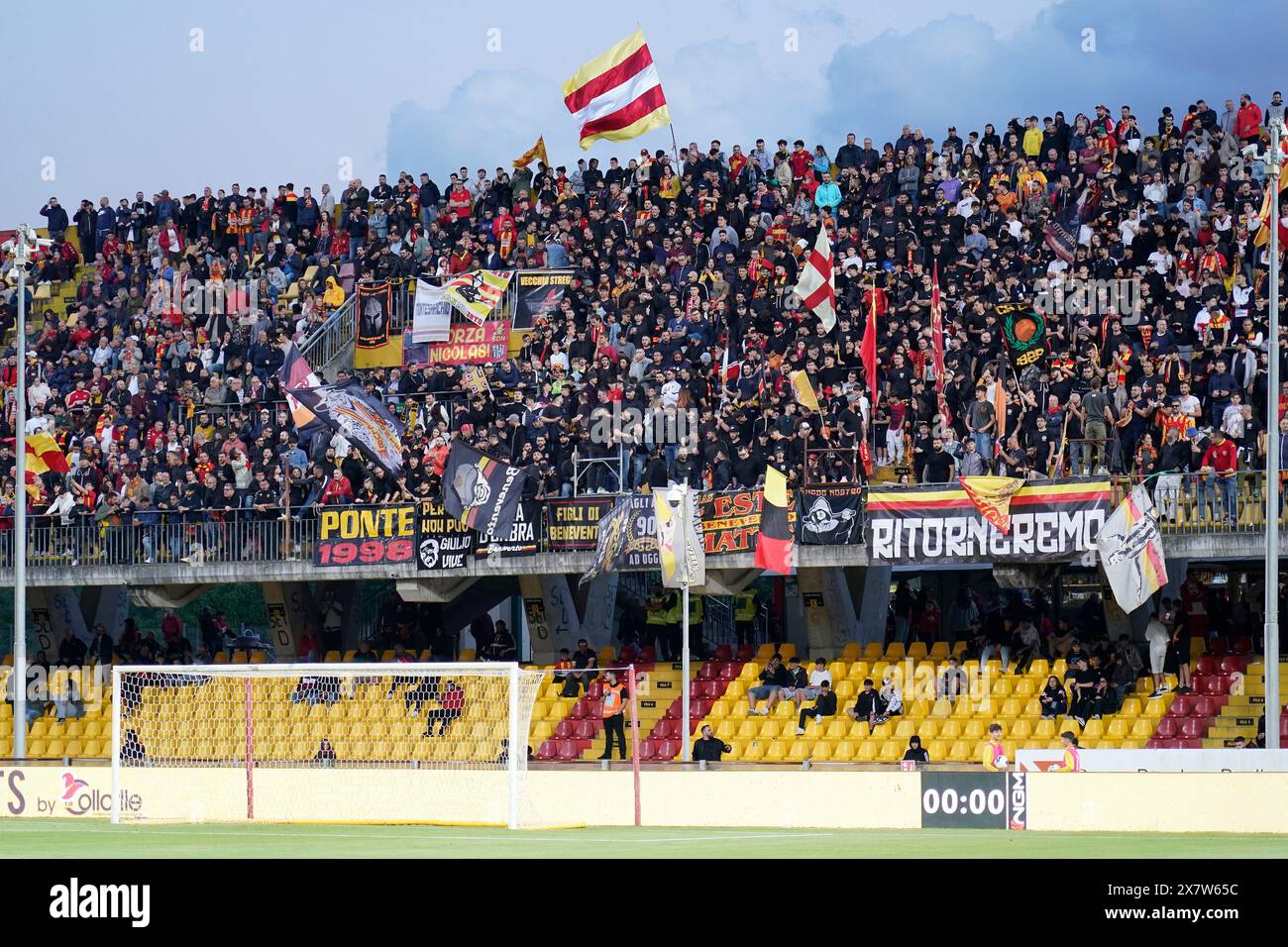 Supporters benevento calcio hi-res stock photography and images - Alamy