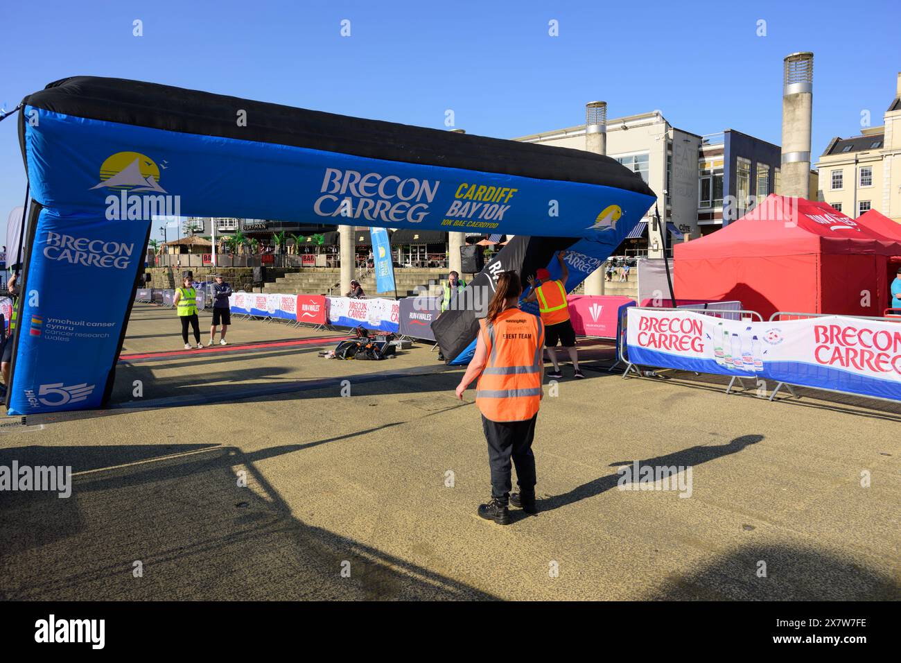 Setting up the finish line Stock Photo - Alamy