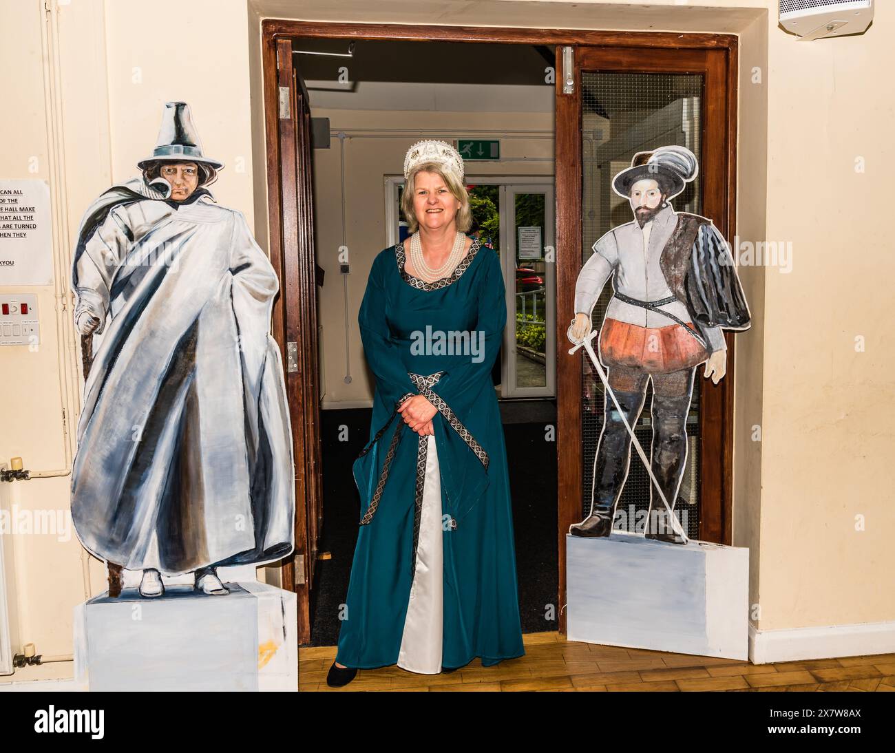 Party in elizabethan costume hi-res stock photography and images - Alamy