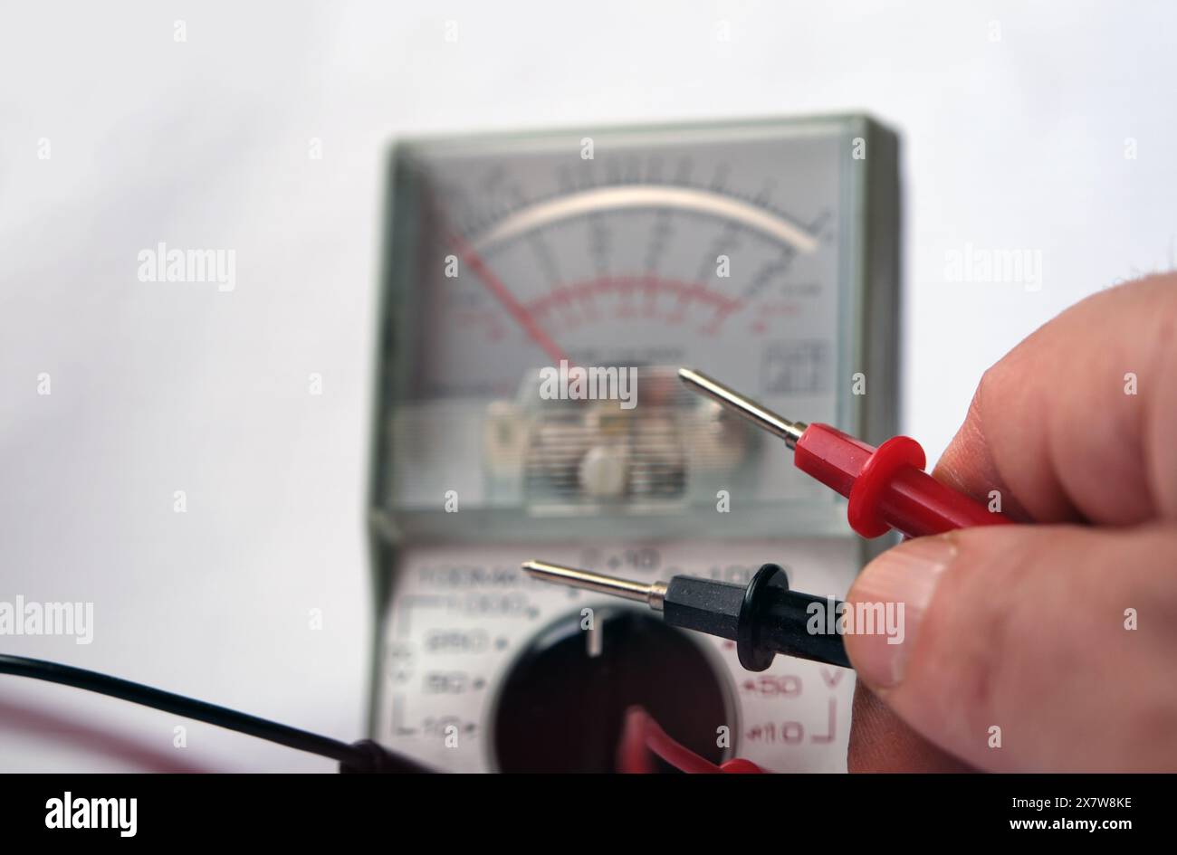 Electrician working with analog multimeter. Focused on probes Stock ...