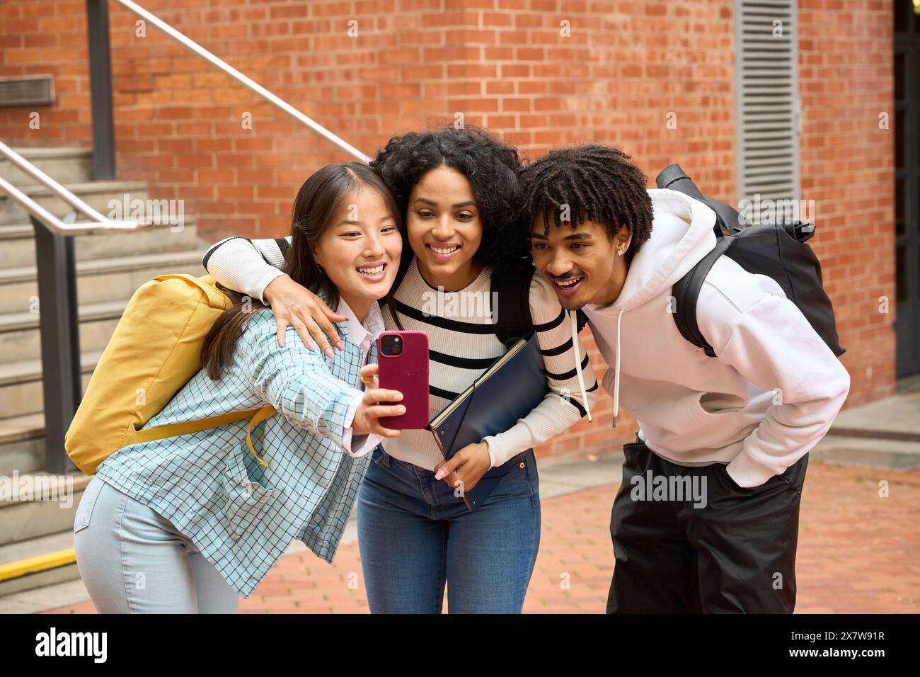 Happy teenage students taking hi-res stock photography and images - Alamy