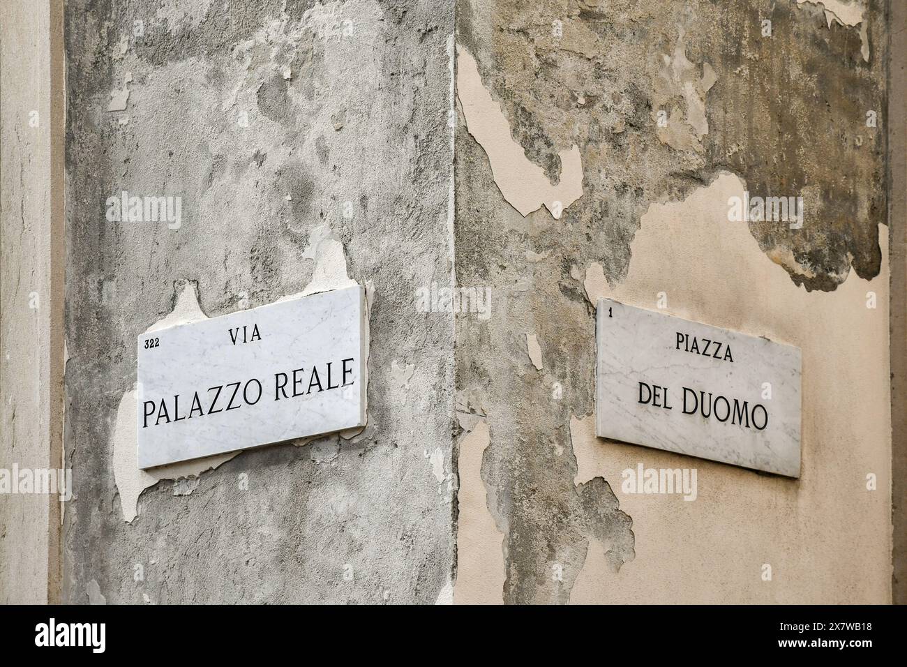Via palazzo reale sign hi-res stock photography and images - Alamy