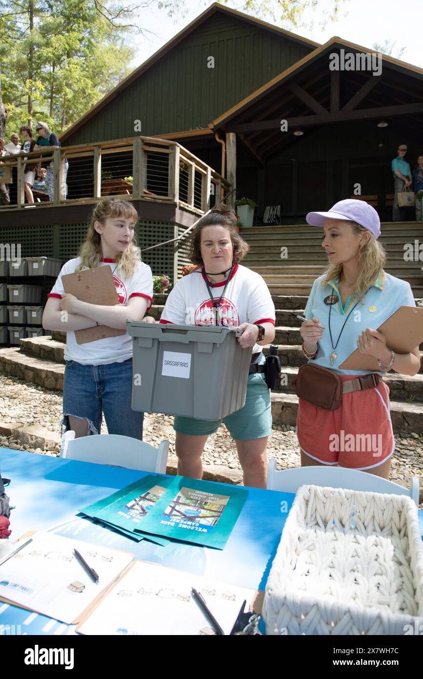 SUMMER CAMP, from left: Ashley Abrams, Betsy Sodaro, Nicole Richie ...