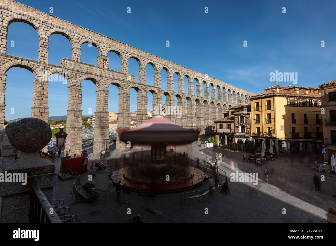 Cuidad de Segovia con su acueducto romano y tiovivo Stock Photo - Alamy