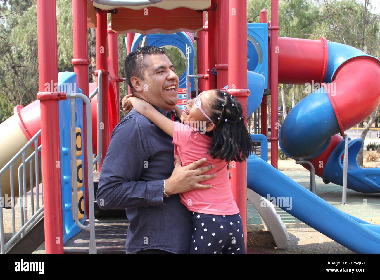 Divorced single dad plays with his brunette latina daughter in ...