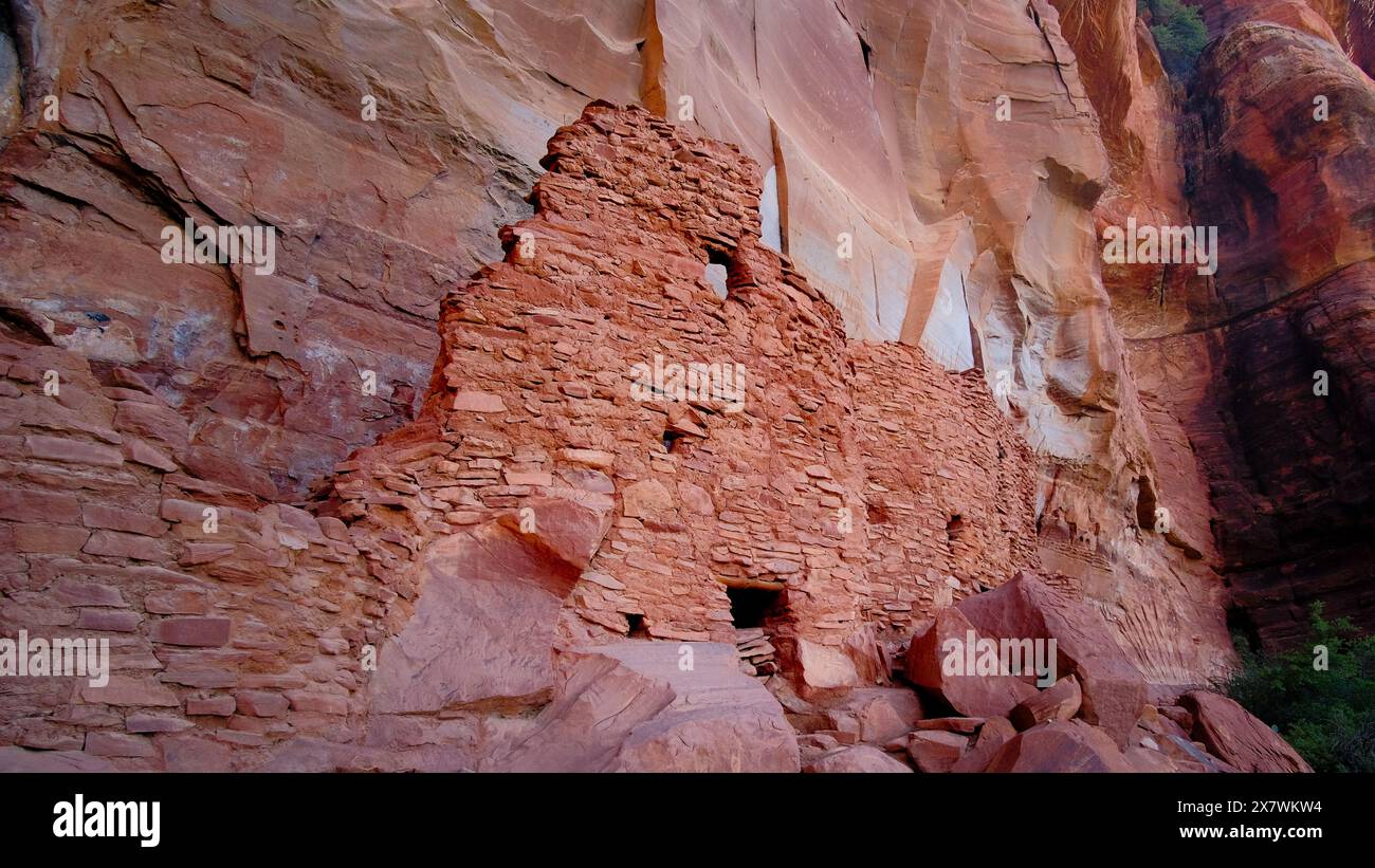 Ancient dwellings at Palatki Ruins in Arizona Stock Photo - Alamy