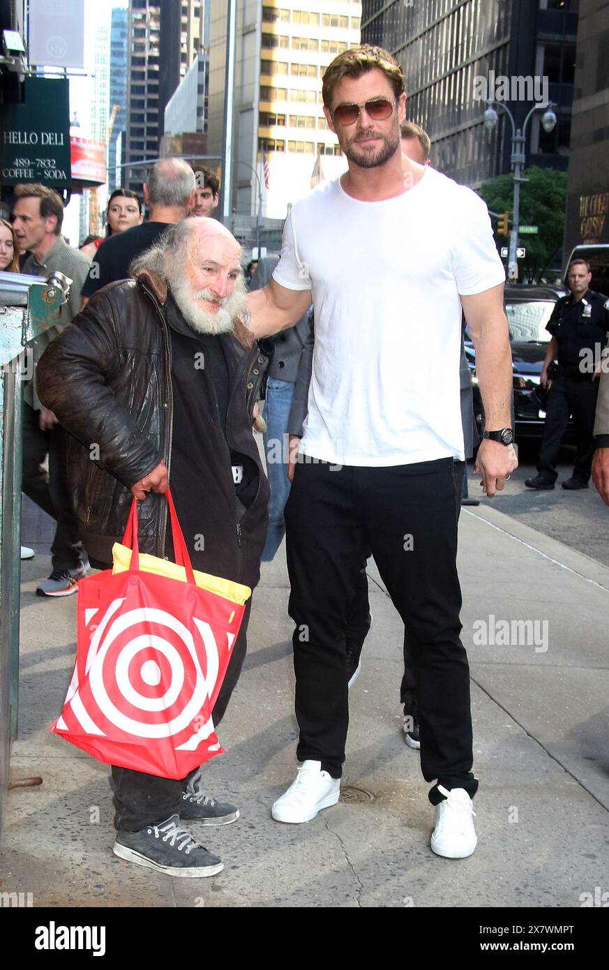 New York, NY, USA. 21st May, 2024. Chris Hemsworth stops to greet Radio ...