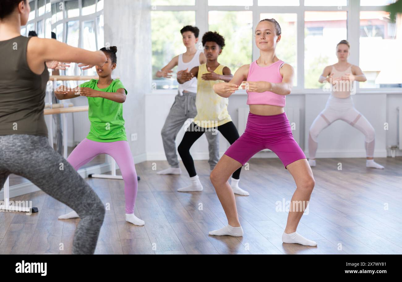 Teen girl practicing ballet hi-res stock photography and images - Alamy