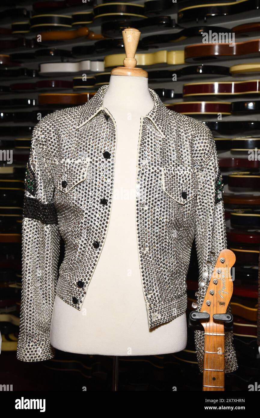 Michael jackson stage jacket hi res stock photography and images Alamy