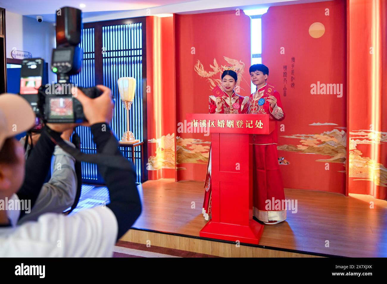 **CHINESE MAINLAND, HONG KONG, MACAU AND TAIWAN OUT** Young couples ...