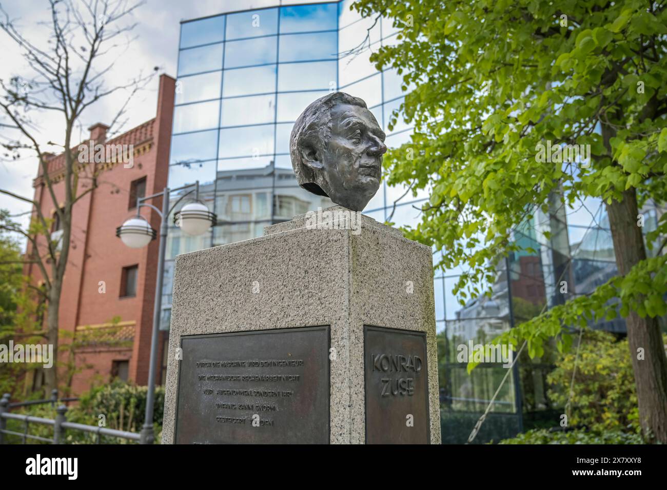 Büste Konrad Zuse, Straße der Erinnerung, Spreebogen, Moabit, Mitte ...