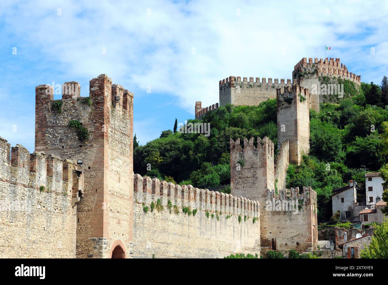 Medieval city walls and the Castle of Soave, Soave, Veneto Stock Photo ...