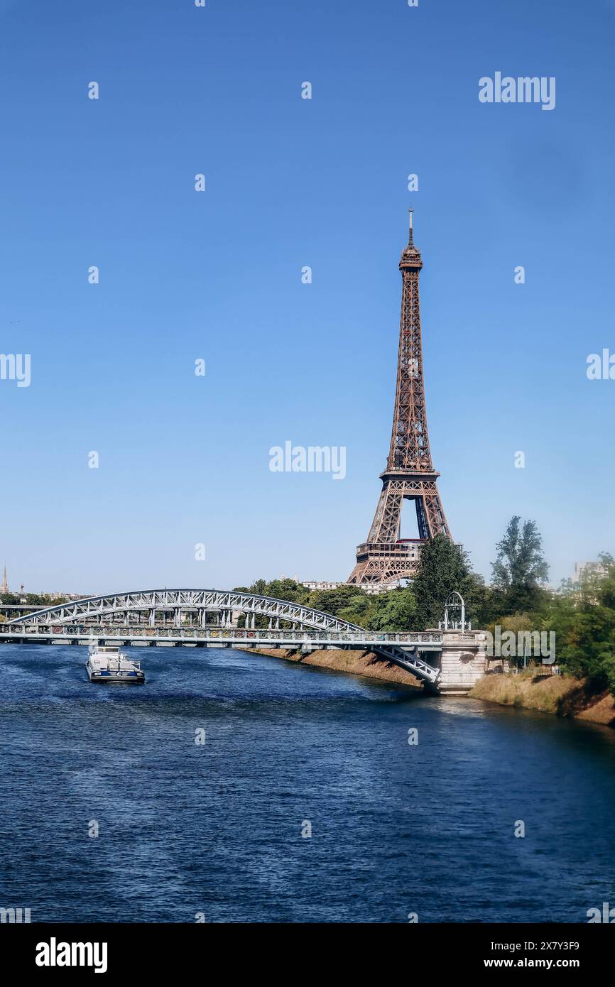 View of the Seine and the Eiffel Tower from the Bir Hakeim bridge Stock ...