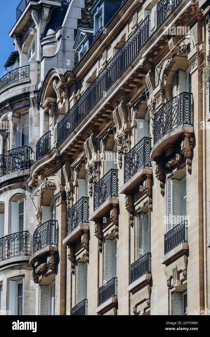 Traditional french haussmann building hi-res stock photography and ...