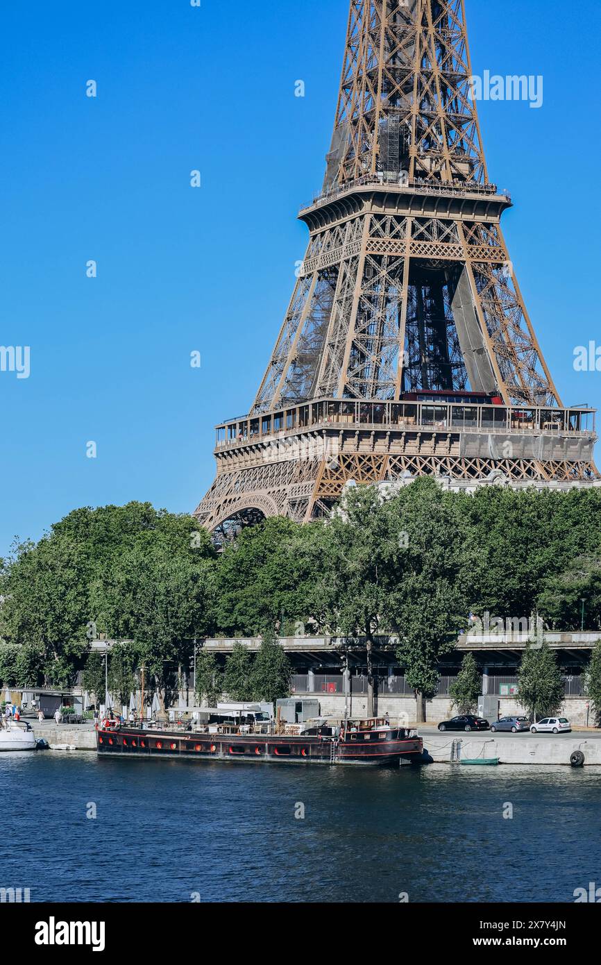 View of the Seine and the Eiffel Tower from the Bir Hakeim bridge Stock ...