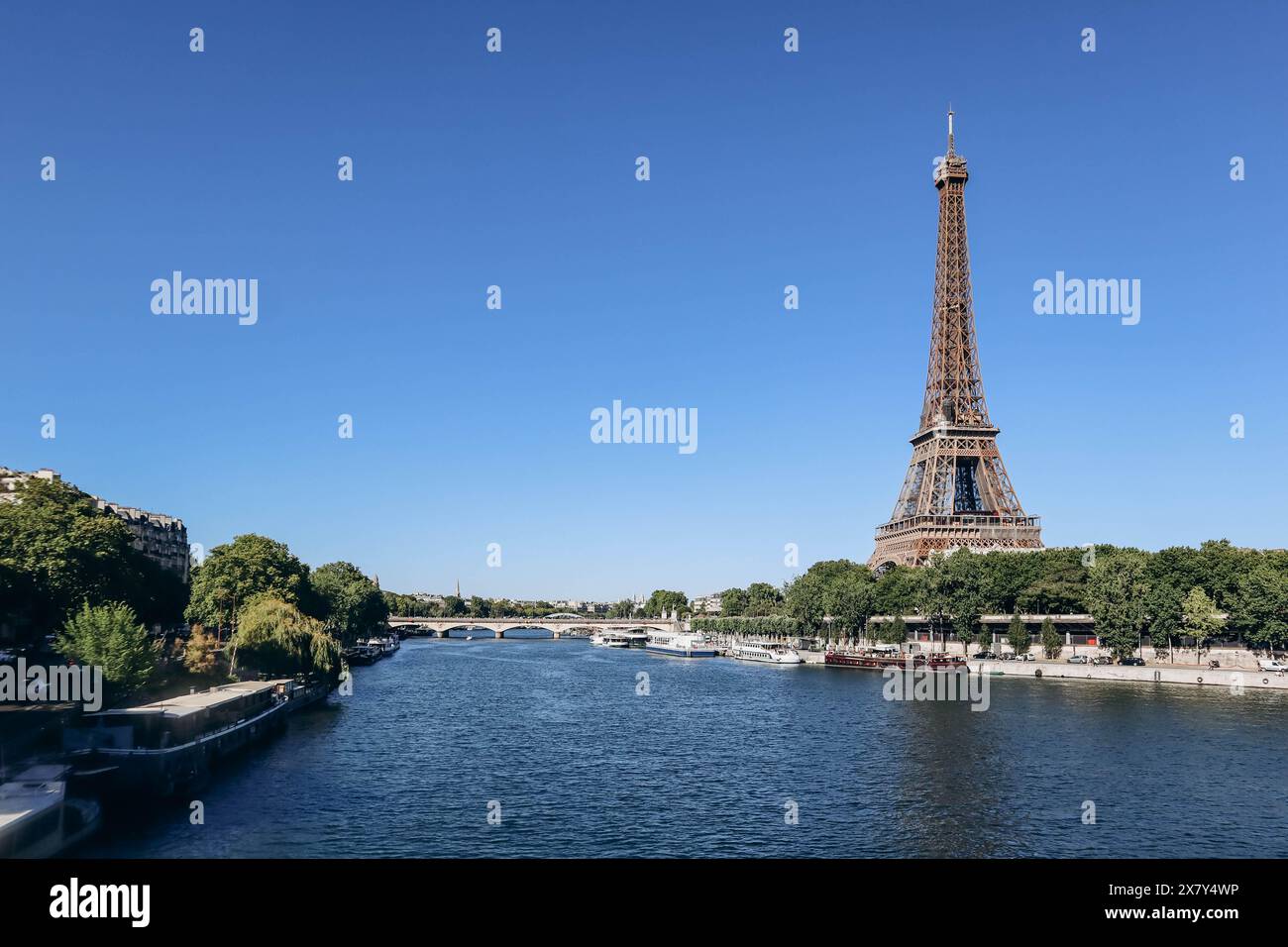 View of the Seine and the Eiffel Tower from the Bir Hakeim bridge Stock ...