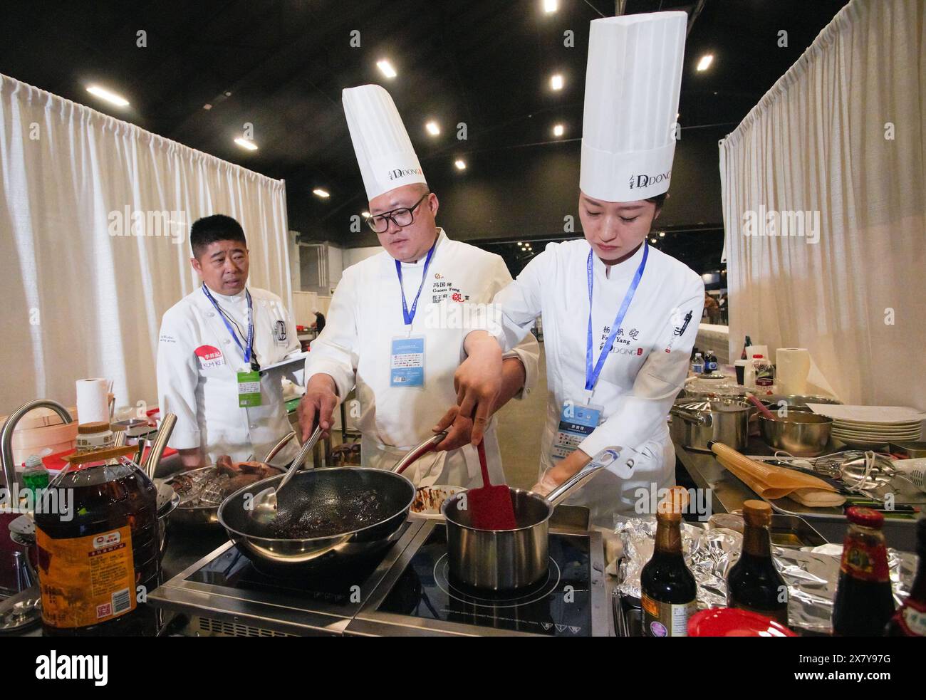 (240522) -- VANCOUVER, May 22, 2024 (Xinhua) -- Chefs compete during ...