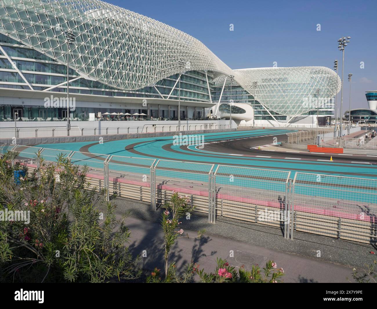 Curvy buildings hi-res stock photography and images - Alamy